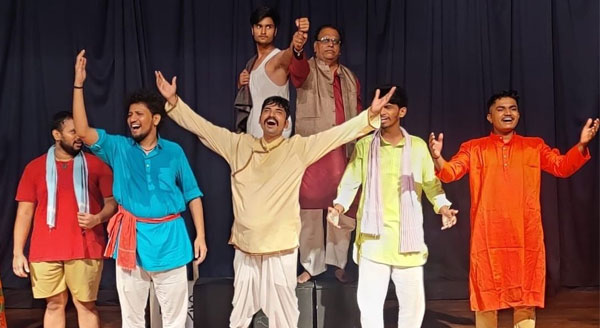 MUMBAI KONACHI Marathi play review - www.MumbaiTheatreGuide.com
